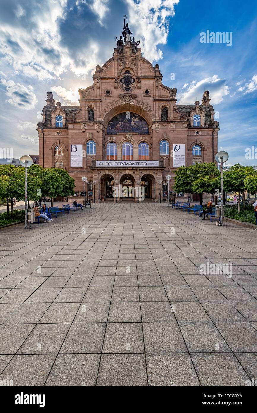 Eingang des Opernhaus Nürnberg am Richard-Wagner-Platz. *** Entrance to ...