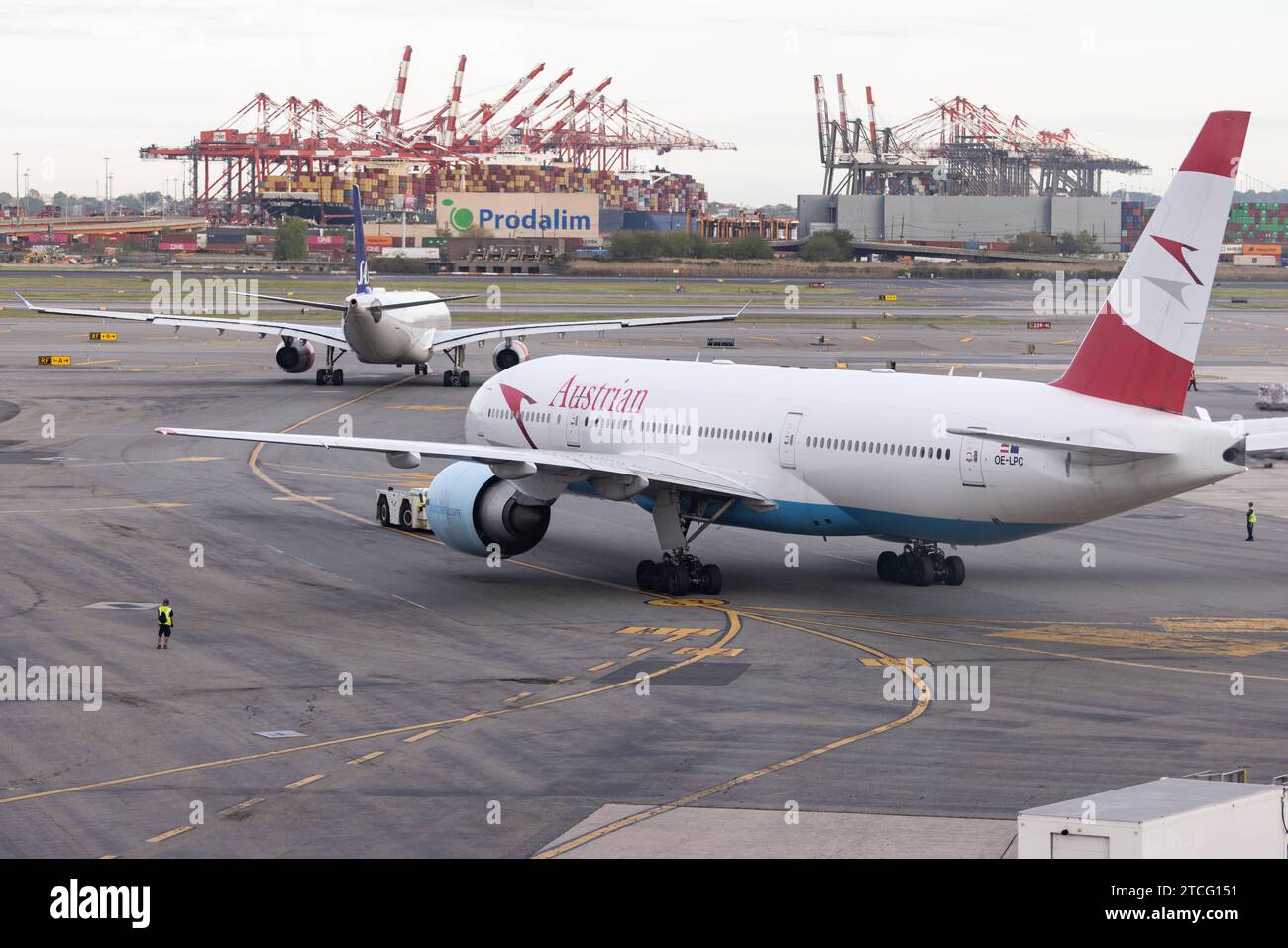 Die Boeing 777-2Z9ER B772 der Fluglinie Austrian Airlines OS / AUA mit ...