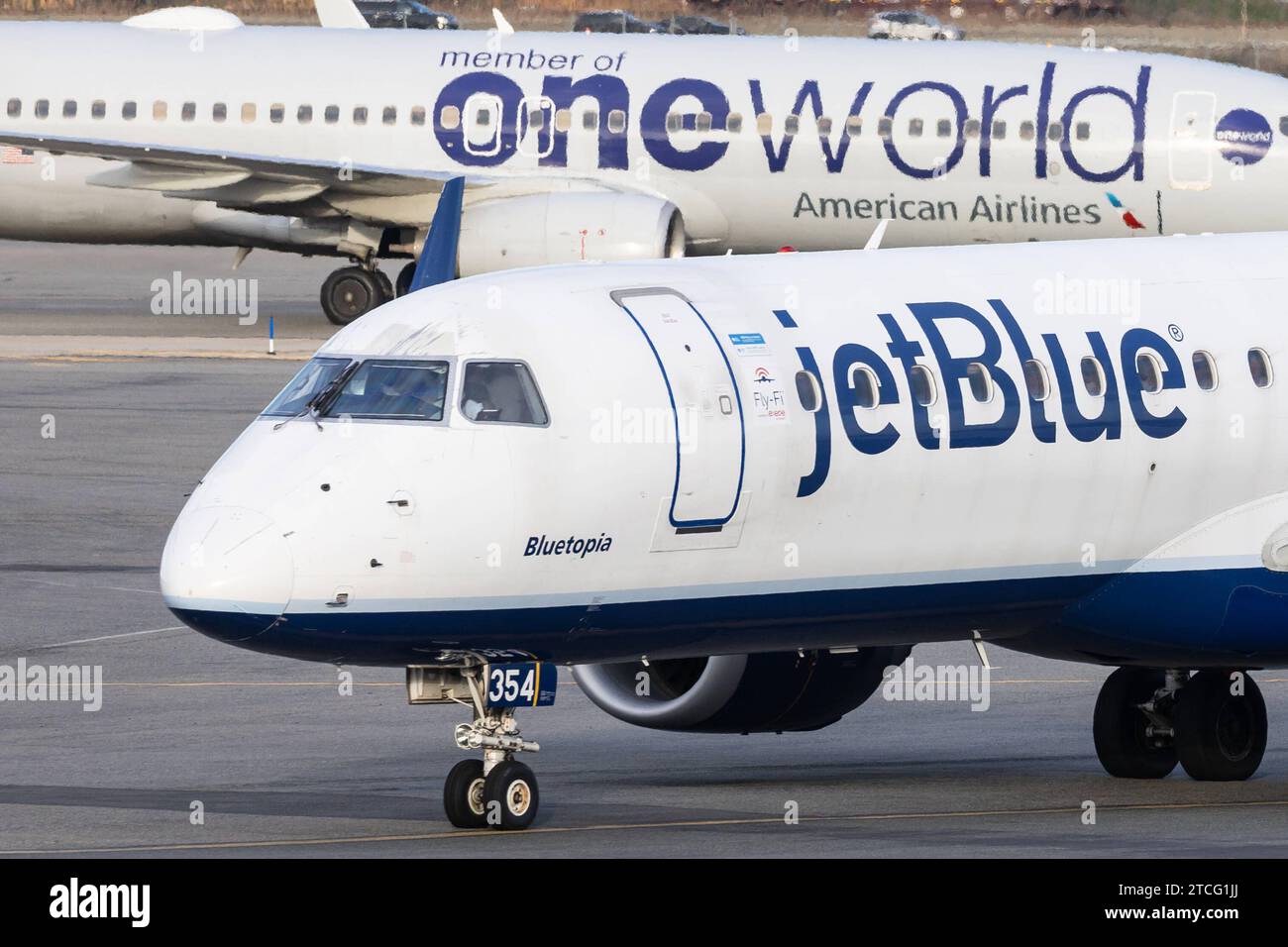 Die Embraer E190AR E190 der Fluglinie JetBlue Airways B6 / JBU mit der ...