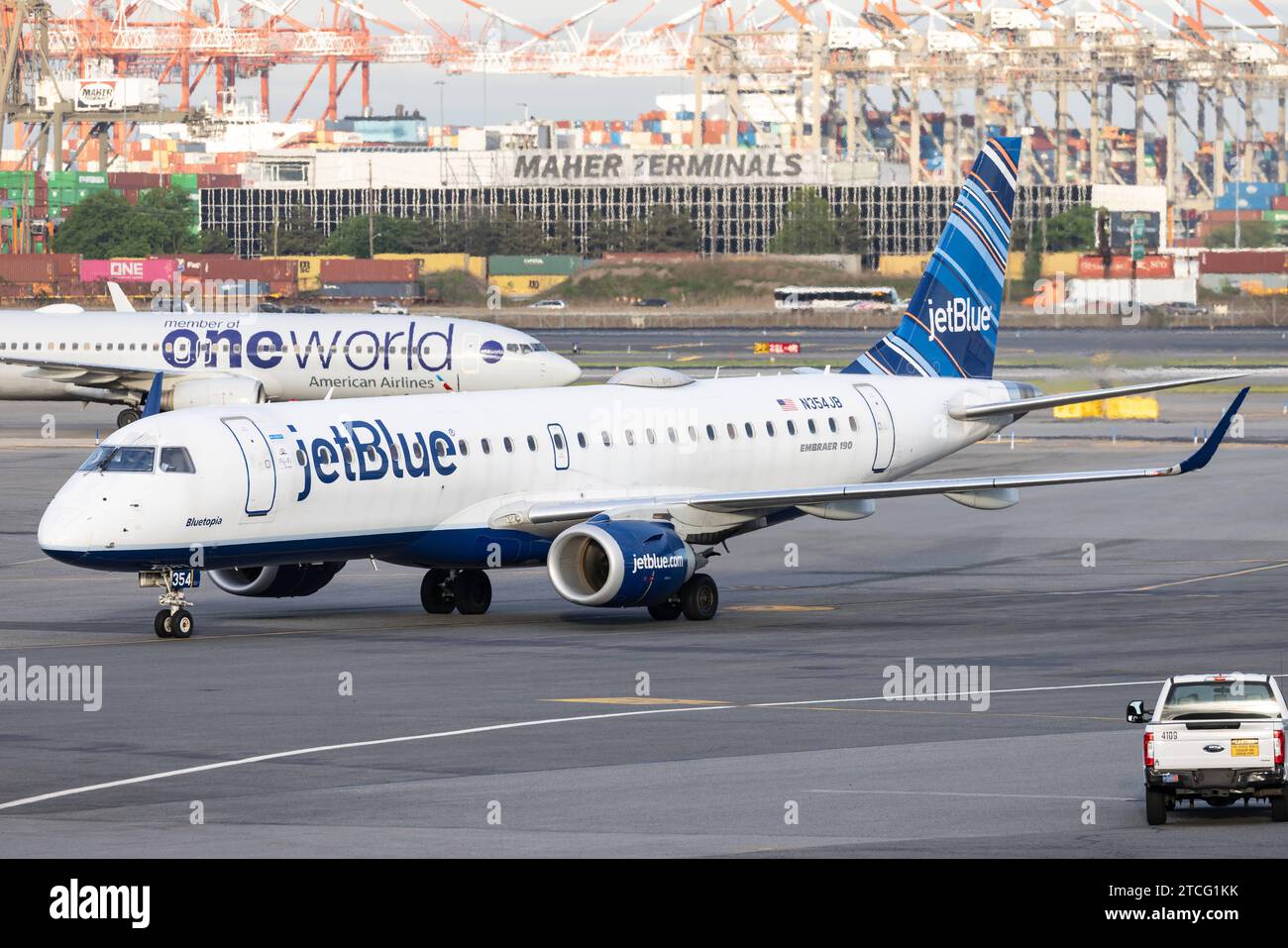 Die Embraer E190AR E190 der Fluglinie JetBlue Airways B6 / JBU mit der ...
