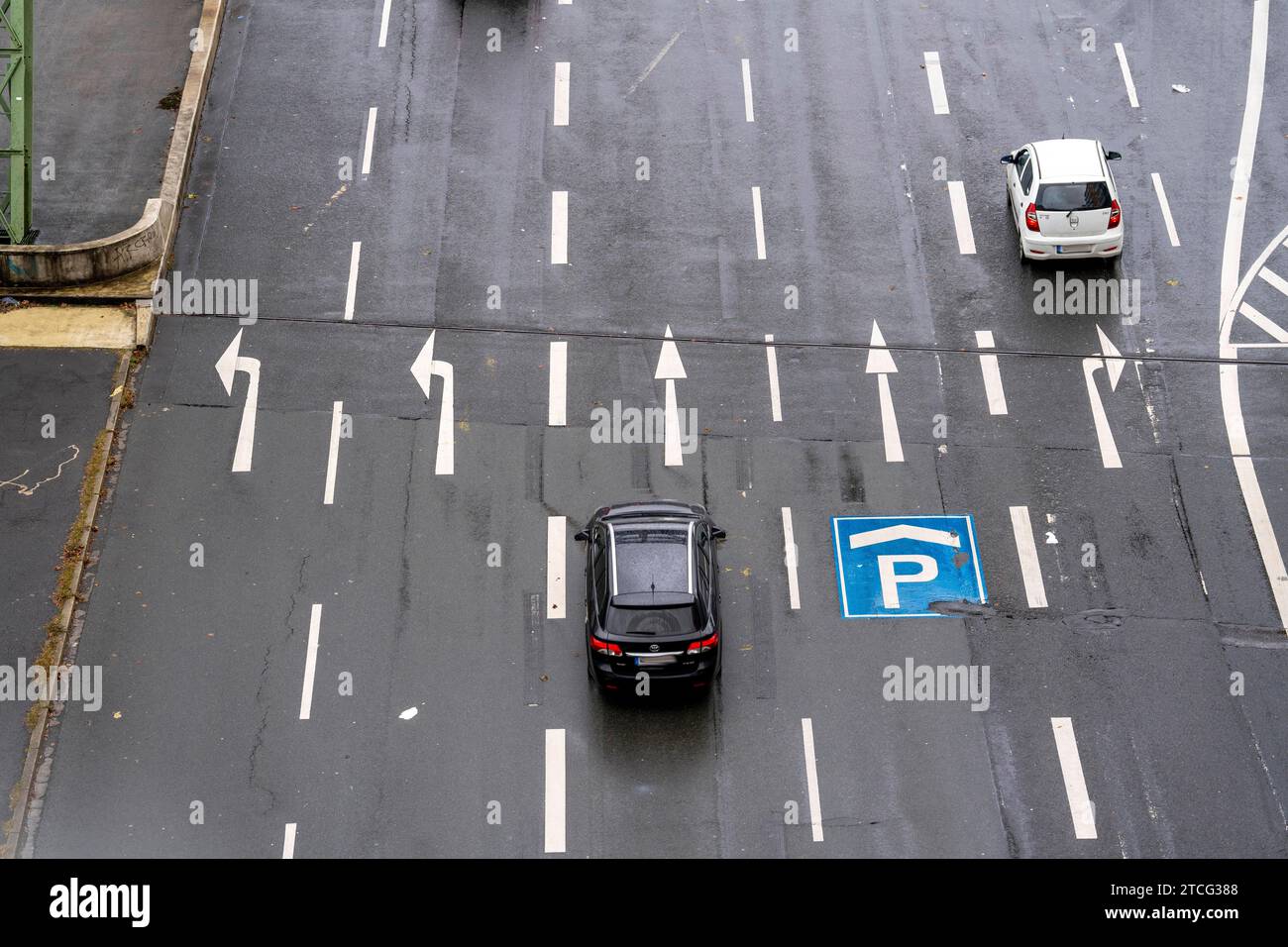 Innerstädtische Straße, 5 Fahrspuren an einer Ampelkreuzung, für ...