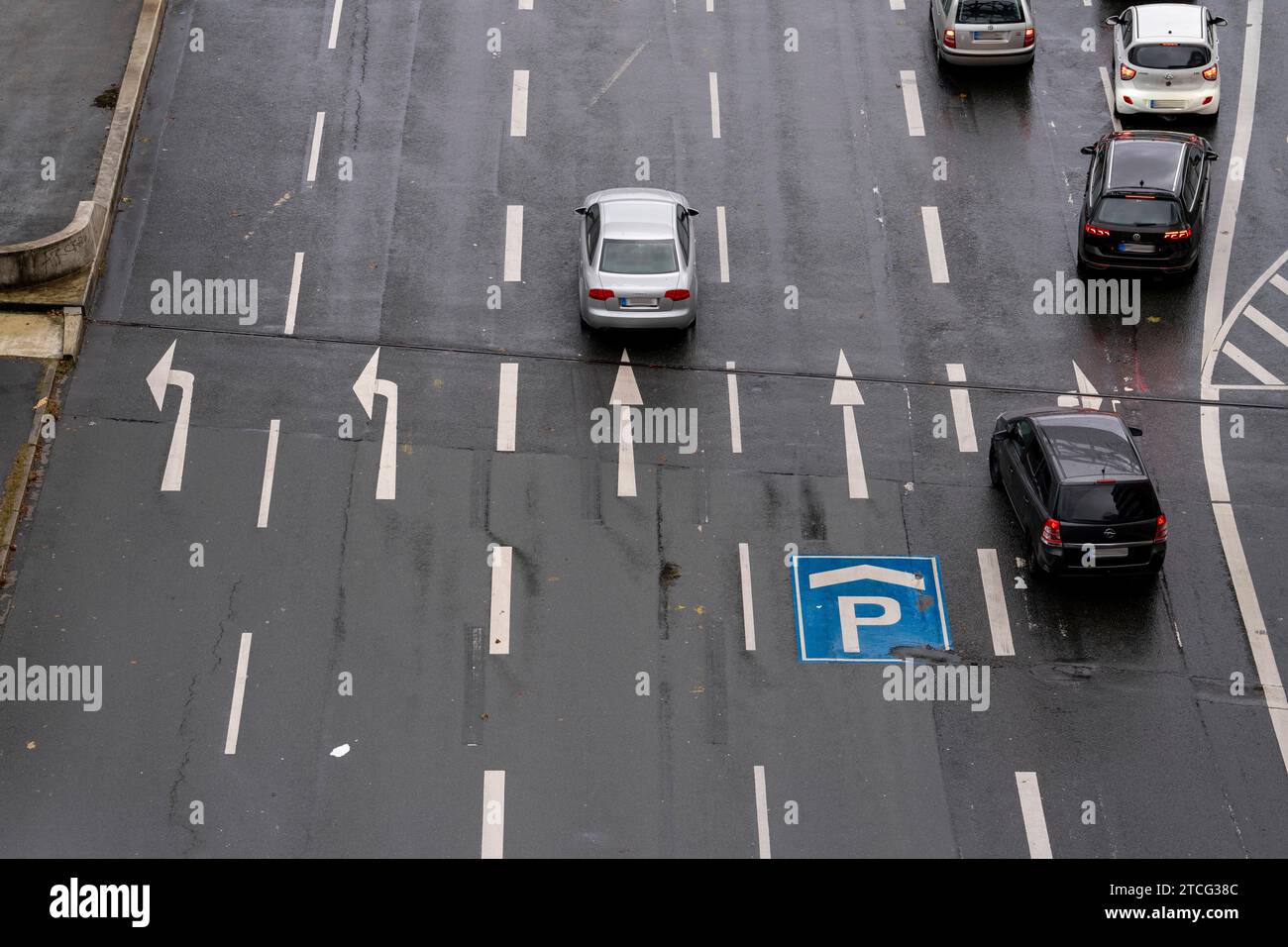 Innerstädtische Straße, 5 Fahrspuren an einer Ampelkreuzung, für verschiedene Fahrtrichtungen ...