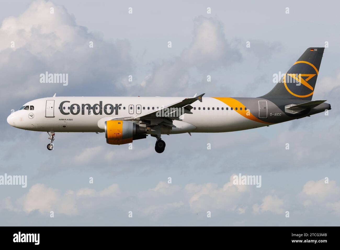 Der Airbus A320-212 A320 der Fluglinie Condor DE / CFG mit der ...