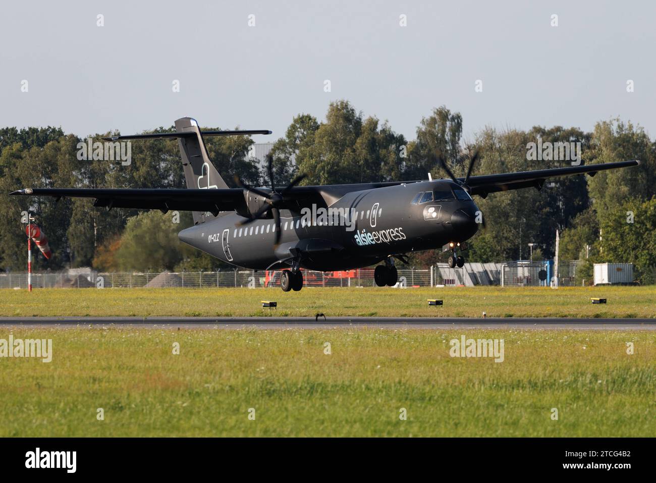 Die ATR 72-500 AT75 der Fluglinie Alsie Express 6I / MMD, Betreiber Air ...