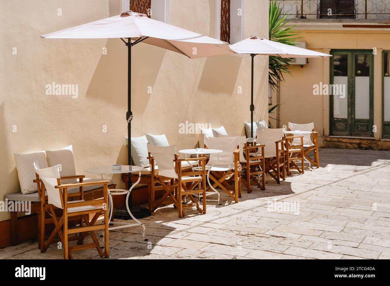 Inviting cafe space hi-res stock photography and images - Alamy