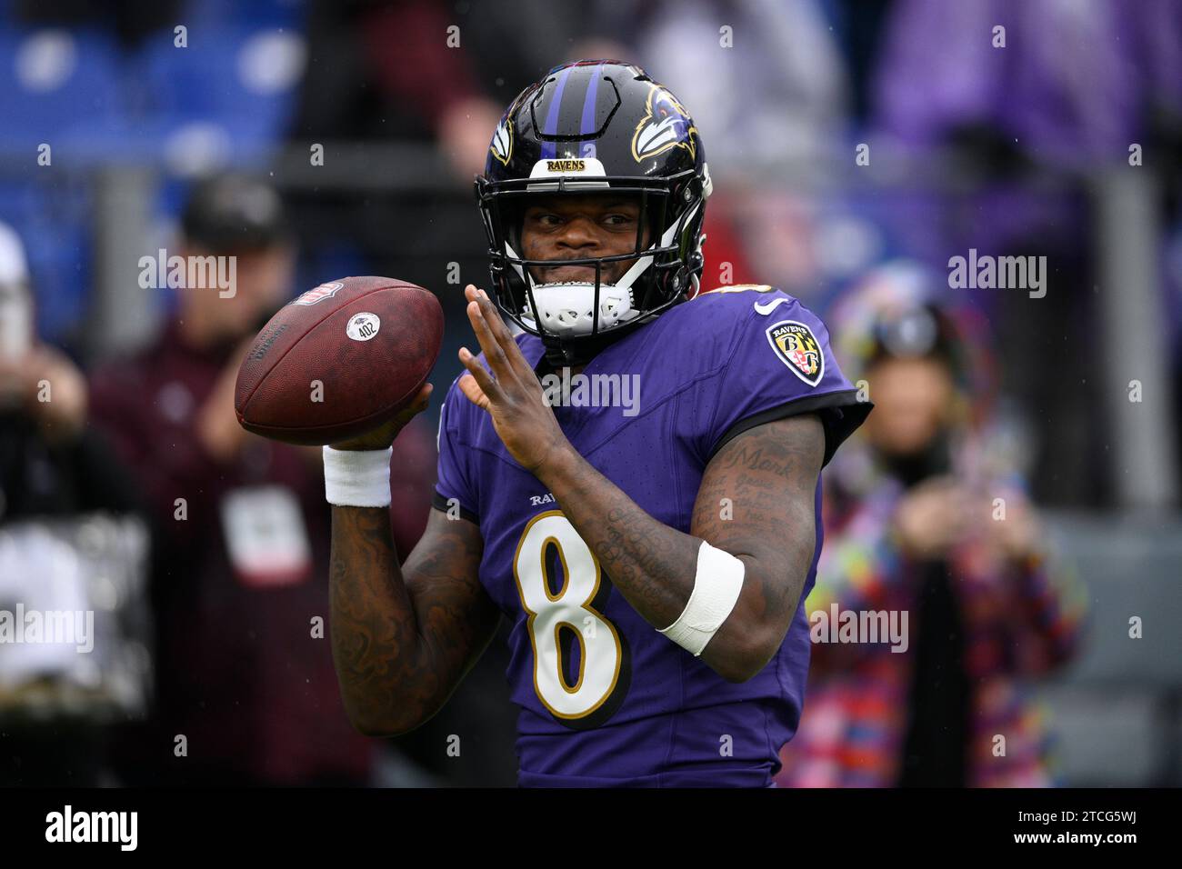 Baltimore Ravens quarterback Lamar Jackson (8) warms up before an NFL ...