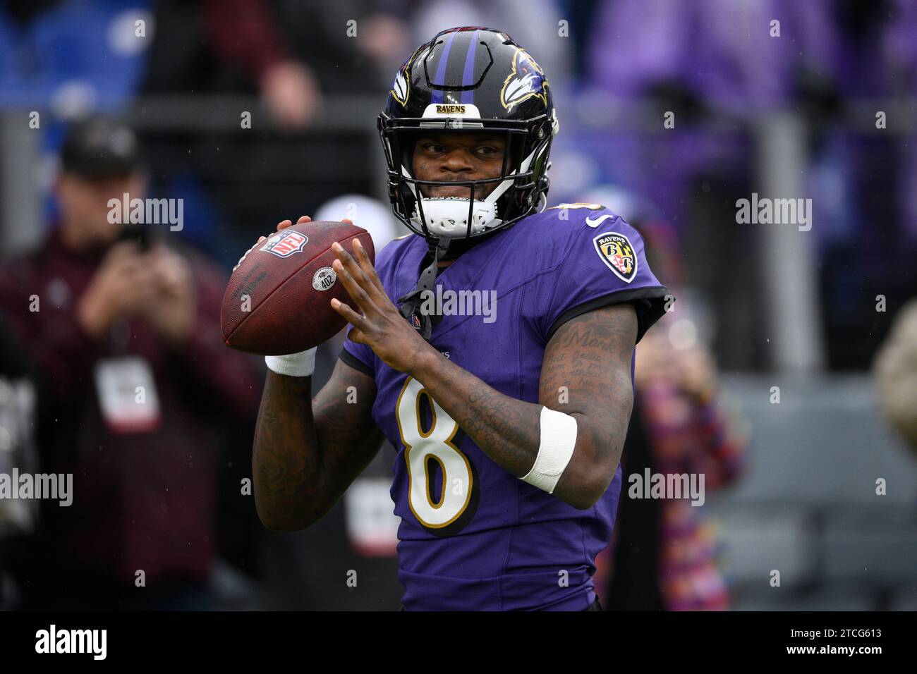 Baltimore Ravens quarterback Lamar Jackson (8) warms up before an NFL ...