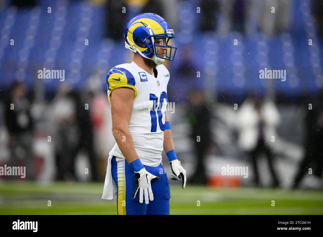 Los Angeles Rams wide receiver Cooper Kupp (10) warms up before an NFL ...