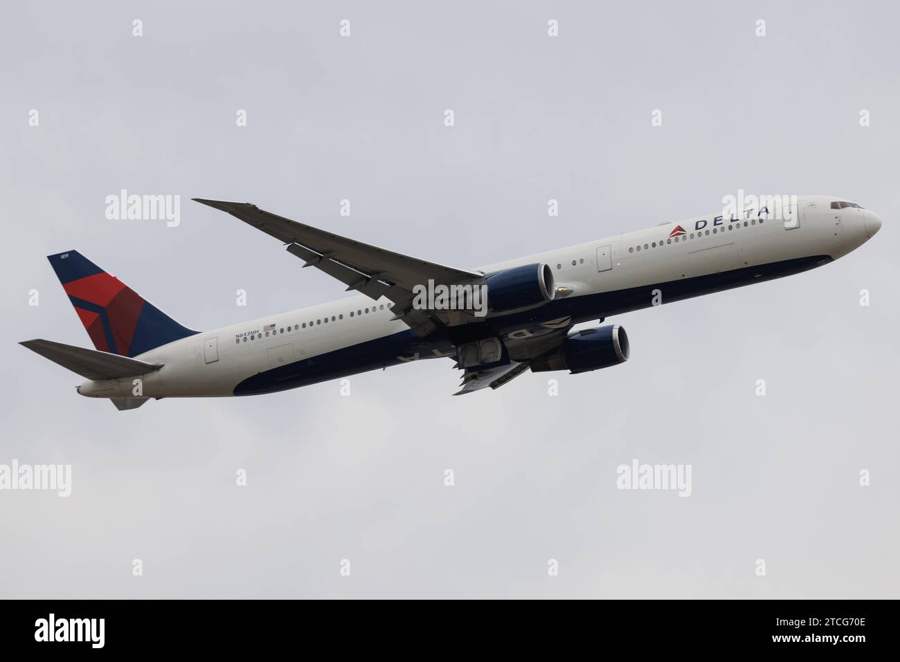 Boeing 767 432 er n843mh delta air lines hi-res stock photography and ...