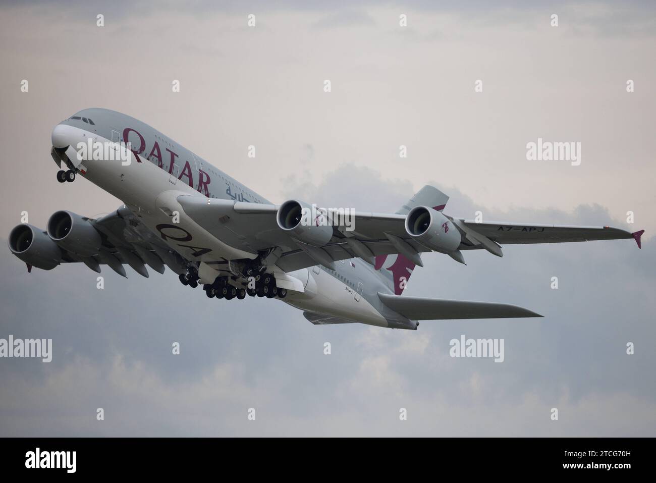 Der Airbus A380-861 A388 der Fluglinie Qatar Airways QR / QTR mit der ...