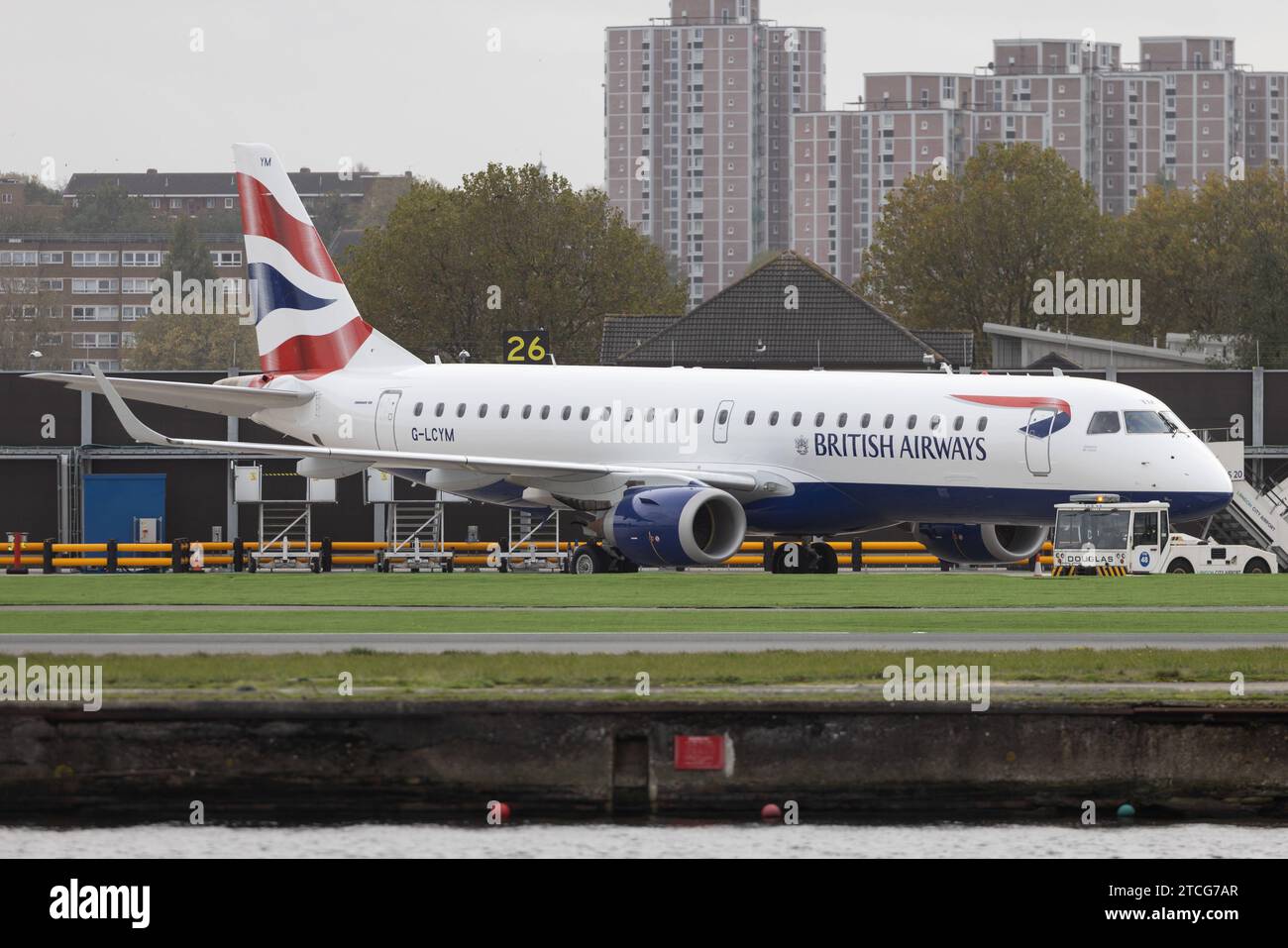 Embraer e190sr hi-res stock photography and images - Alamy