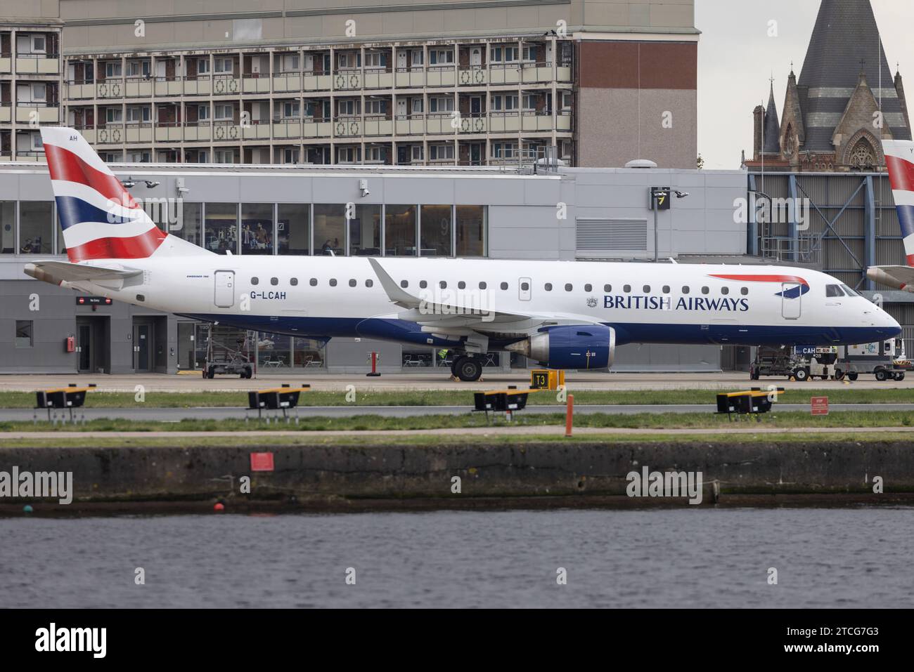 British airways embraer e190 hi-res stock photography and images - Alamy