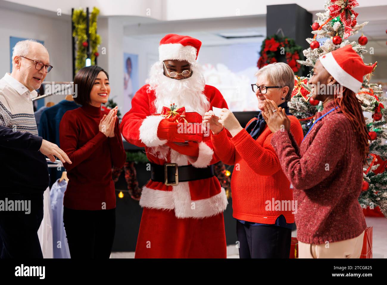Paper costume contest hi-res stock photography and images - Alamy