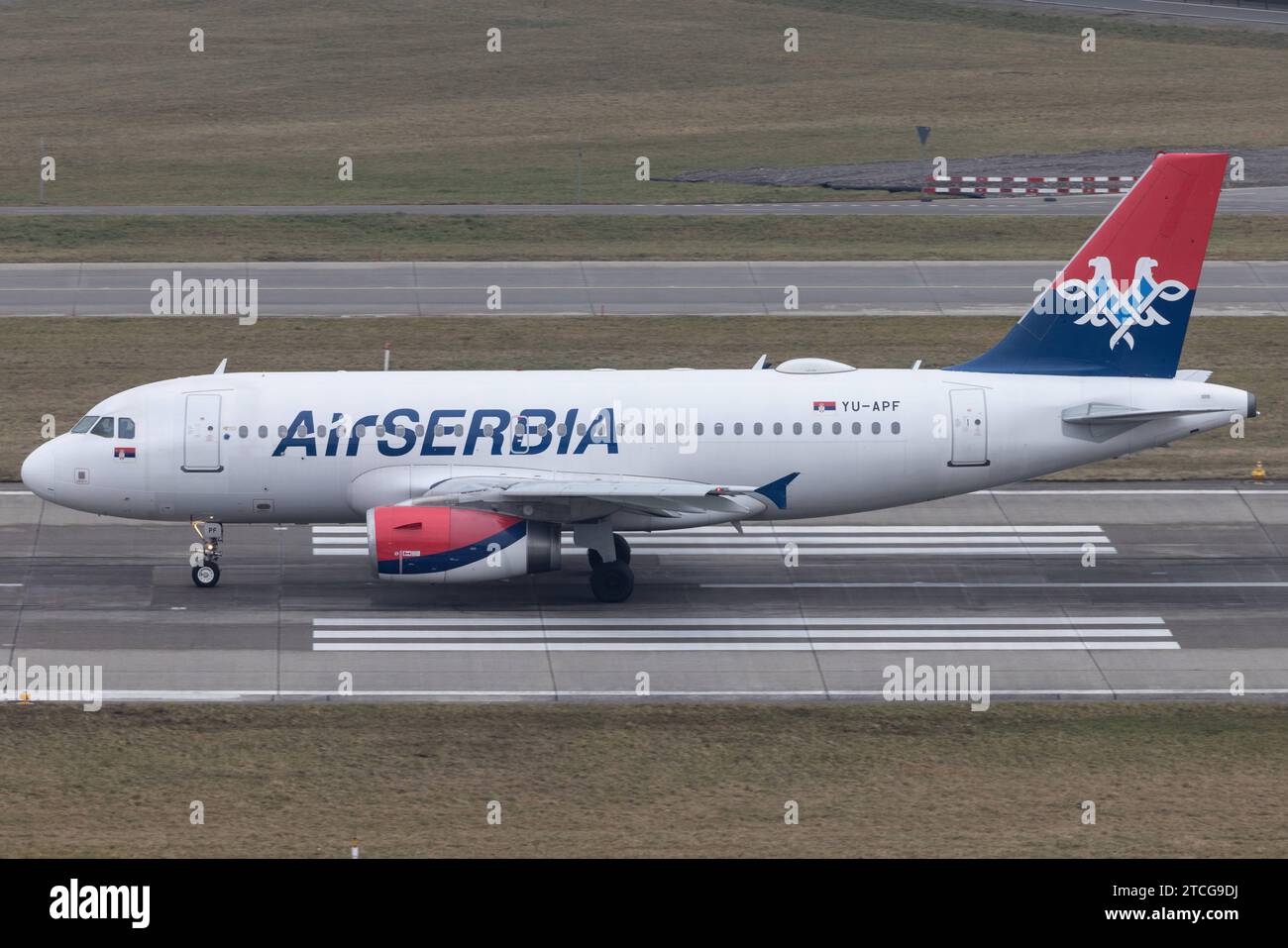 Der Airbus A319-132 A319 der Fluglinie AirSERBIA JU / ASL mit der ...