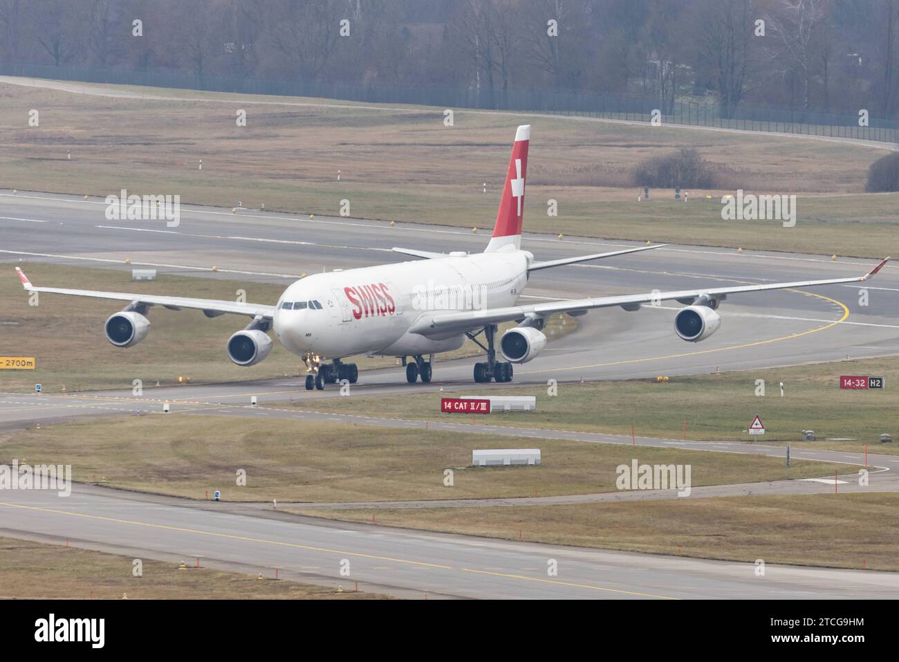 Der Airbus A340-313 A343 der Fluglinie Swiss LX / SWR mit der ...