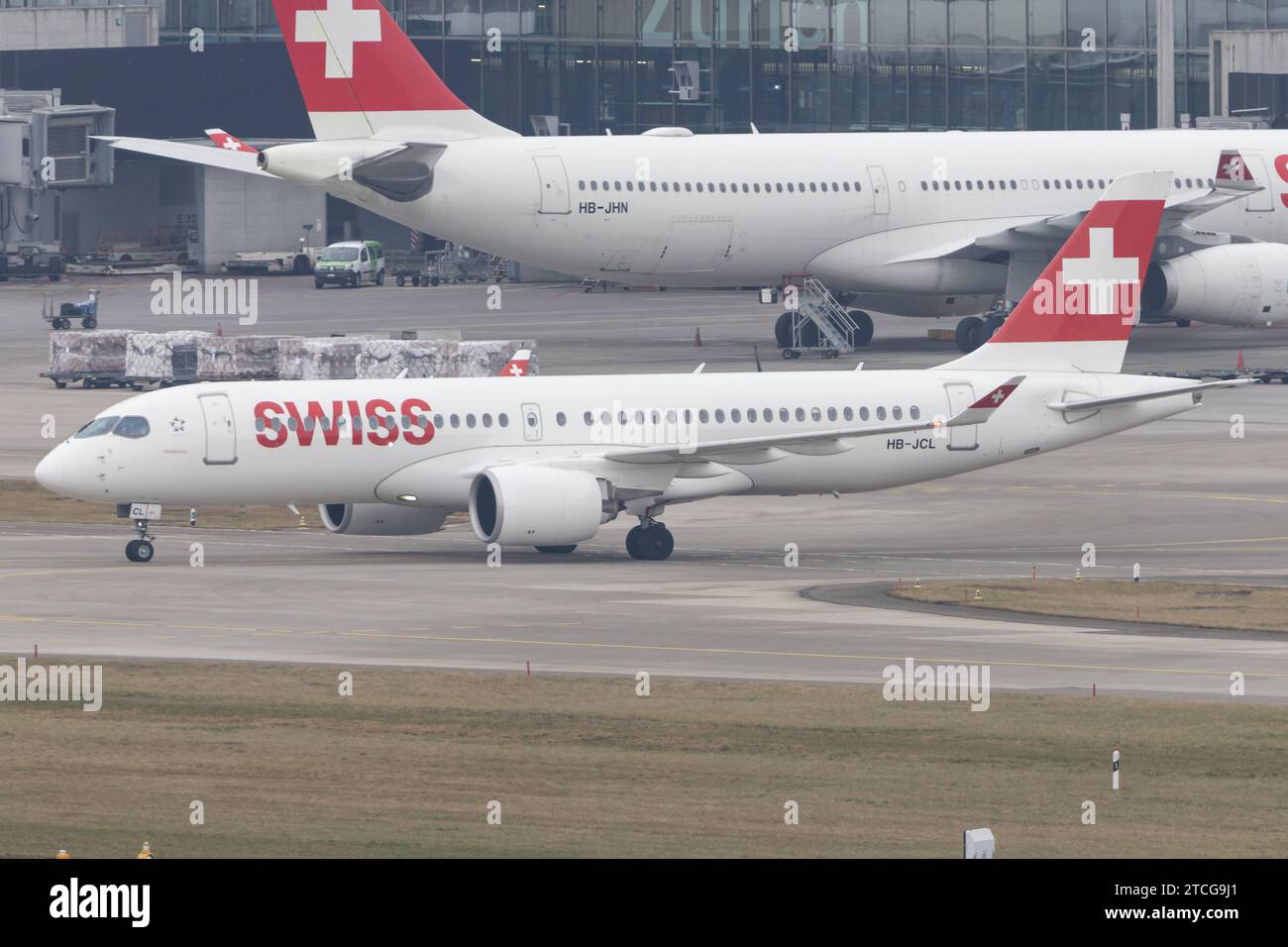 Der Airbus A220-300 BCS3 der Fluglinie Swiss LX / SWR mit der ...