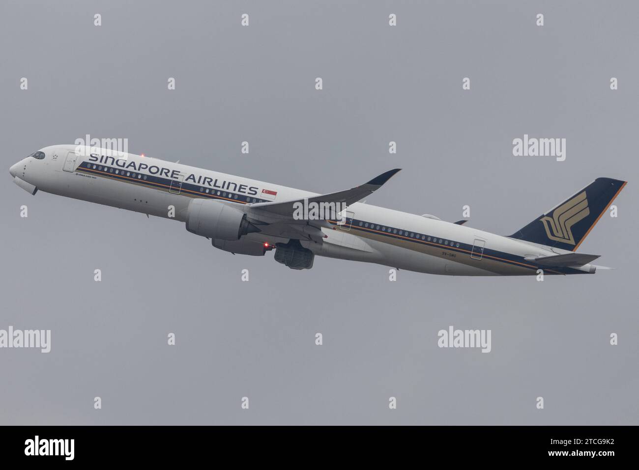Der Airbus A350-941 A359 der Fluglinie Singapore Airlines SQ / SIA mit ...