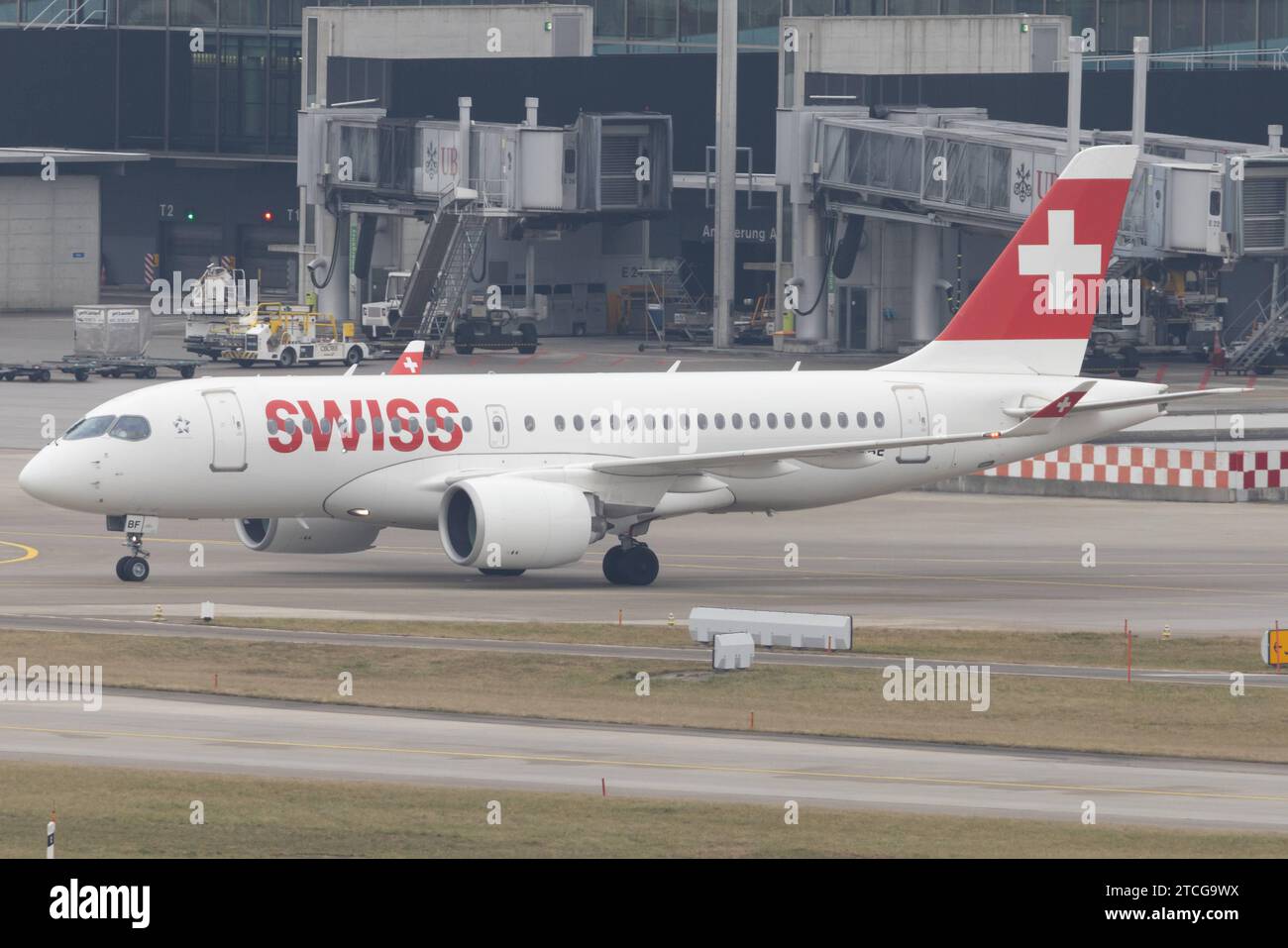 Der Airbus A220-100 BCS1 der Fluglinie Swiss LX / SWR mit der ...