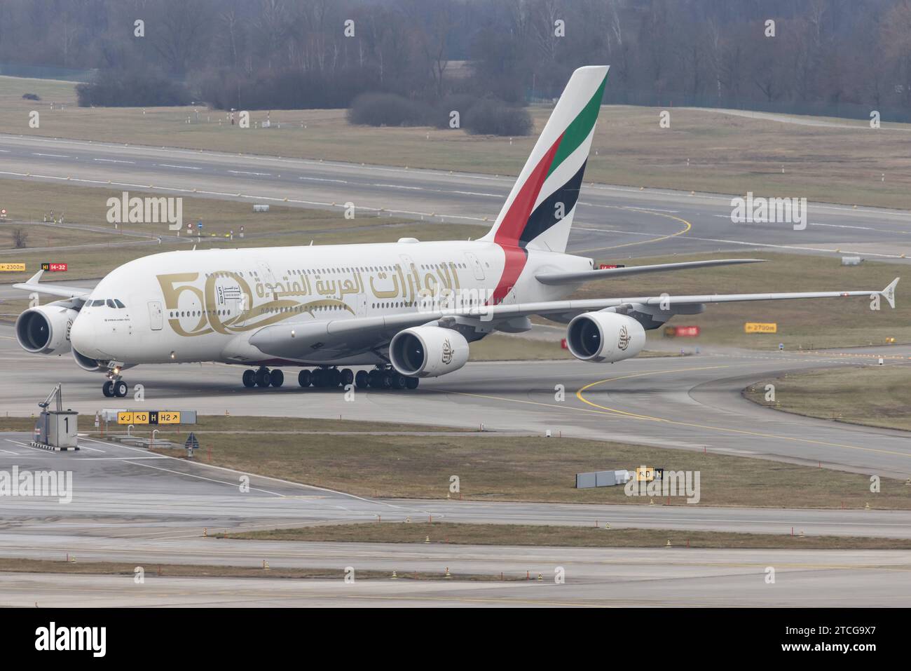 Der Airbus A380-861 A388 mit der Sonderlackierung Year of the Fiftieth ...