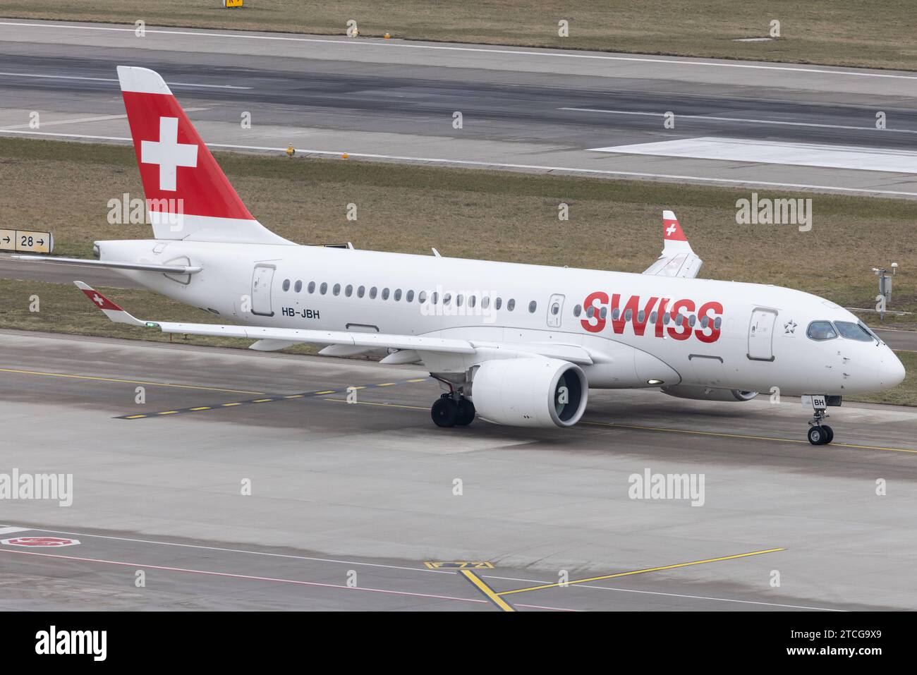 Der Airbus A220-100 BCS1 der Fluglinie Swiss LX / SWR mit der ...