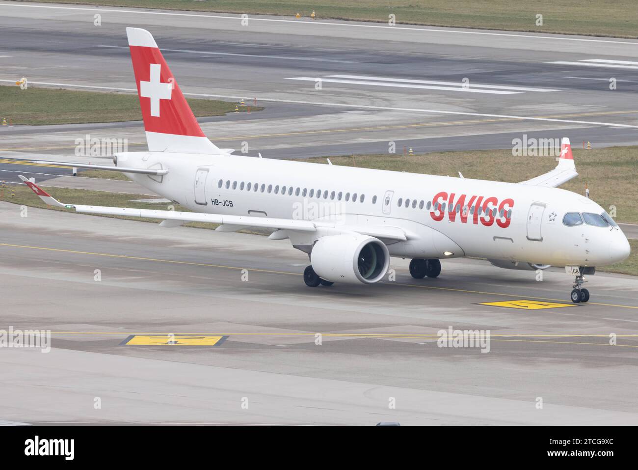Der Airbus A220-300 BCS3 der Fluglinie Swiss LX / SWR mit der ...