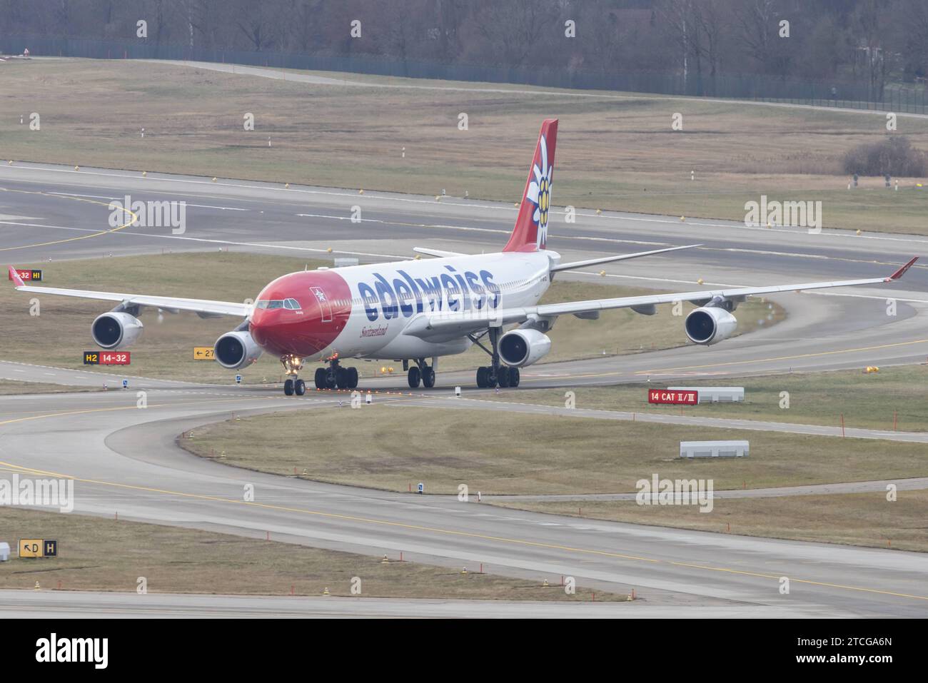 Der Airbus A340-313 A343 der Fluglinie Edelweiss Air WK / EDW mit der ...