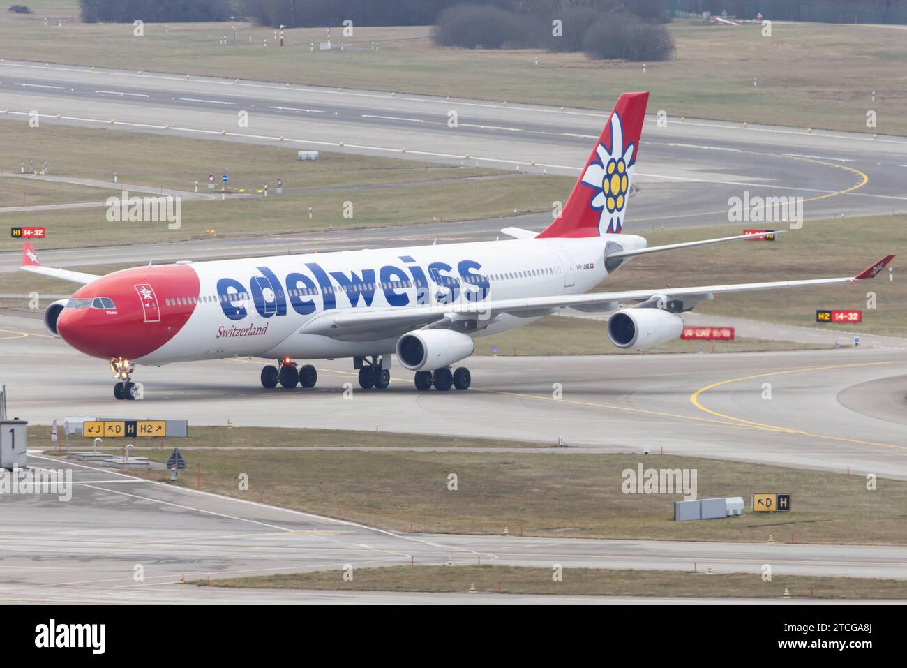 Der Airbus A340-313 A343 der Fluglinie Edelweiss Air WK / EDW mit der ...