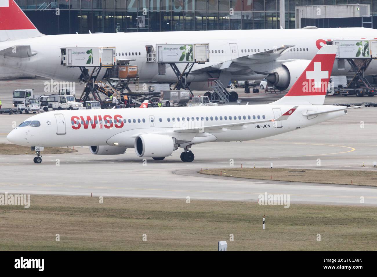 Der Airbus A220-300 BCS3 der Fluglinie Swiss LX / SWR mit der ...