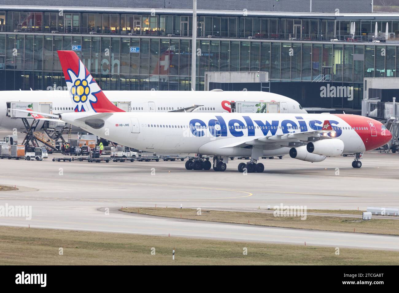 Der Airbus A340-313 A343 der Fluglinie Edelweiss Air WK / EDW mit der ...
