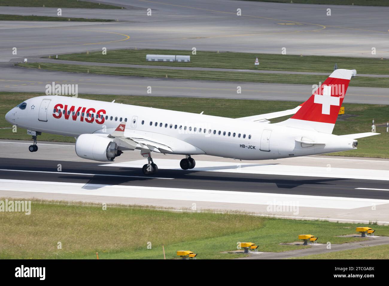 Der Airbus A220-300 BCS3 der Fluglinie Swiss LX / SWR mit der ...