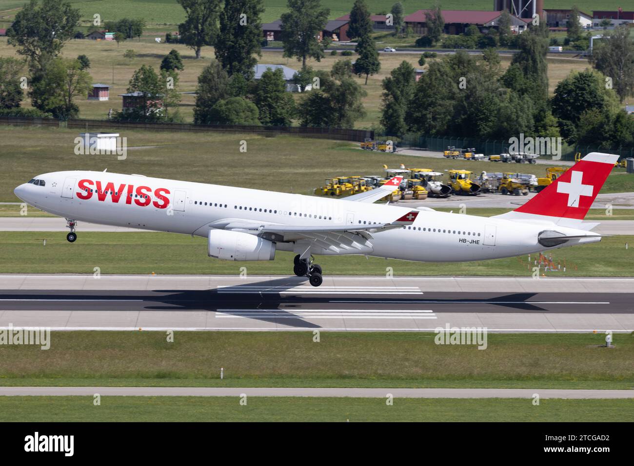 Die Boeing 777-300ER B77W der Fluglinie Swiss LX / SWR mit der ...