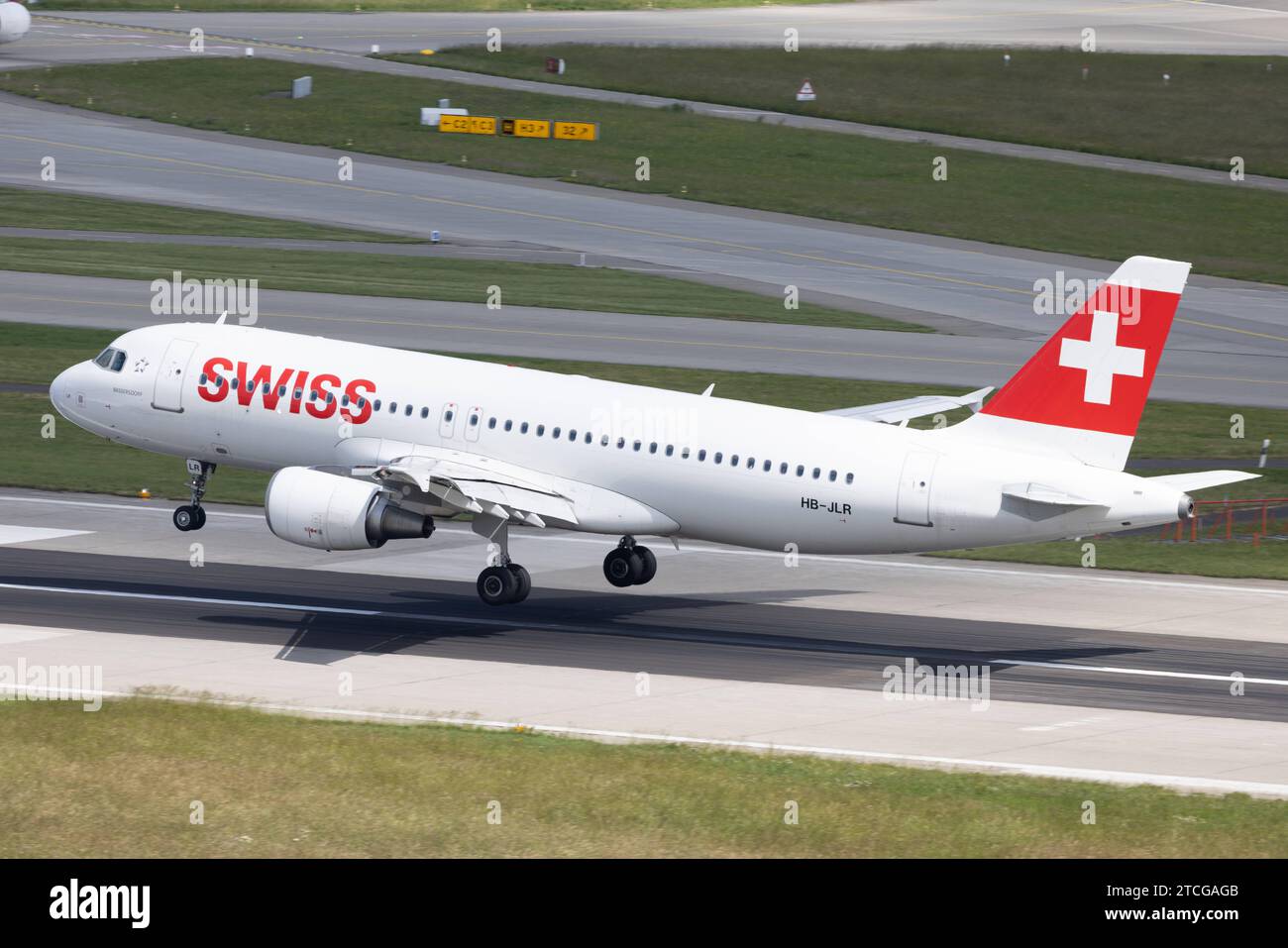 Der Airbus A320-214 A320 der Fluglinie Swiss LX / SWR mit der ...