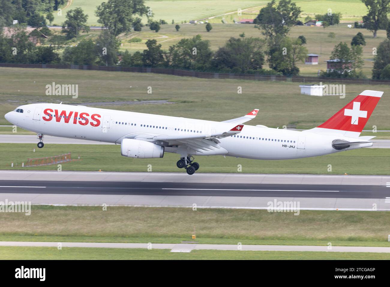 Der Airbus A330-343 A333 der Fluglinie Swiss LX / SWR mit der ...