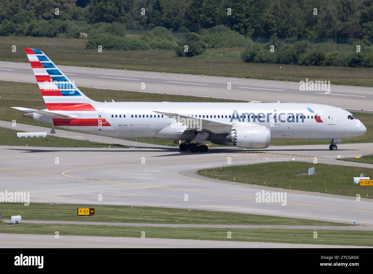 Die Boeing 787-8 Dreamliner B788 der Fluglinie American Airlines AA ...