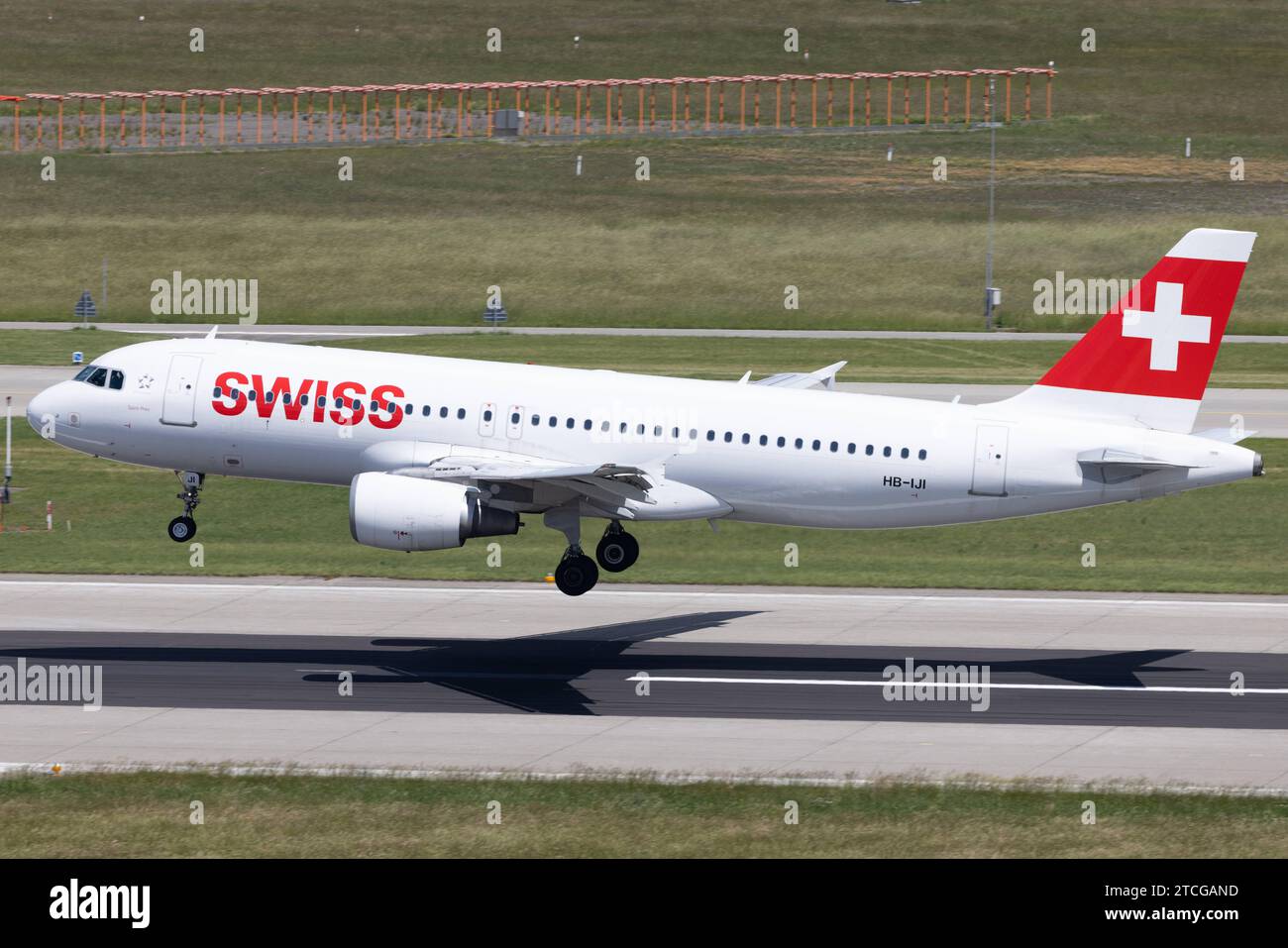 Der Airbus A320-214 A320 der Fluglinie Swiss LX / SWR mit der ...