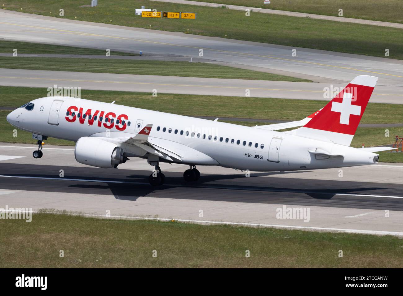 Der Airbus A220-100 BCS1 der Fluglinie Swiss LX / SWR mit der ...
