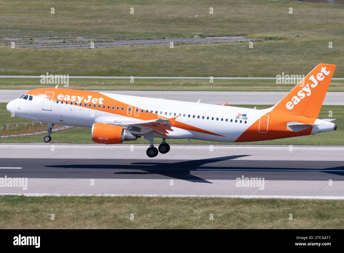 Der Airbus A320-214 A320 der Fluglinie easyJet U2 / EZY, Betreiber ...