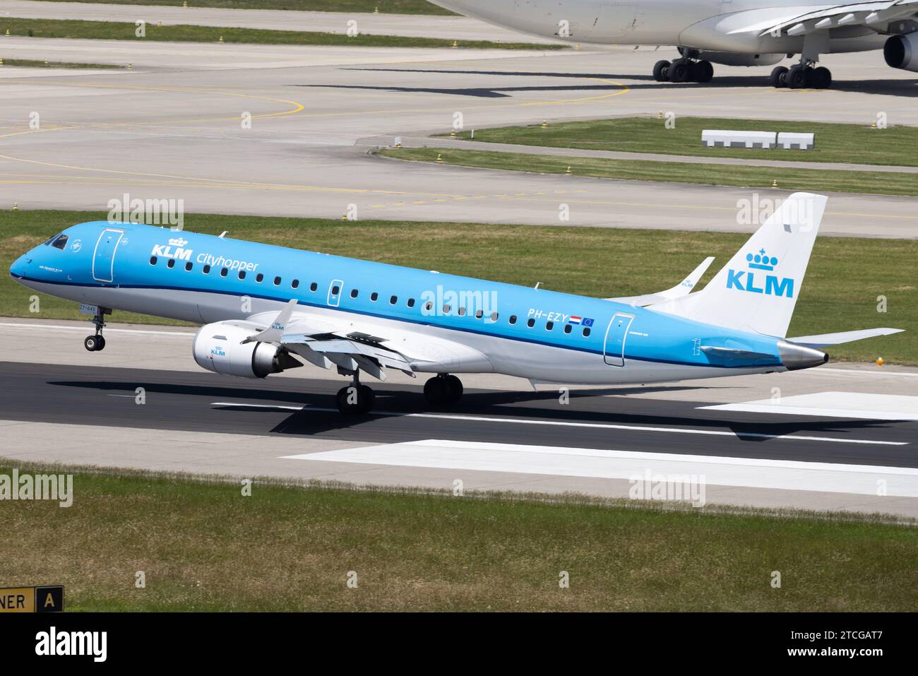 Die Embraer E190STD E190 der Fluglinie KLM KL / KLM, Betreiber KLM ...