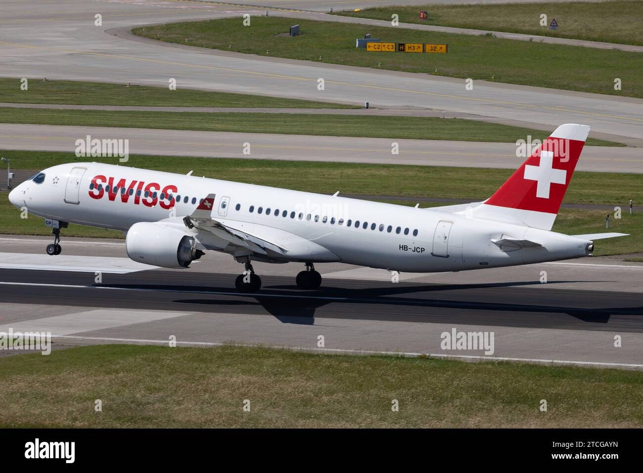 Der Airbus A220-300 BCS3 der Fluglinie Swiss LX / SWR mit der ...