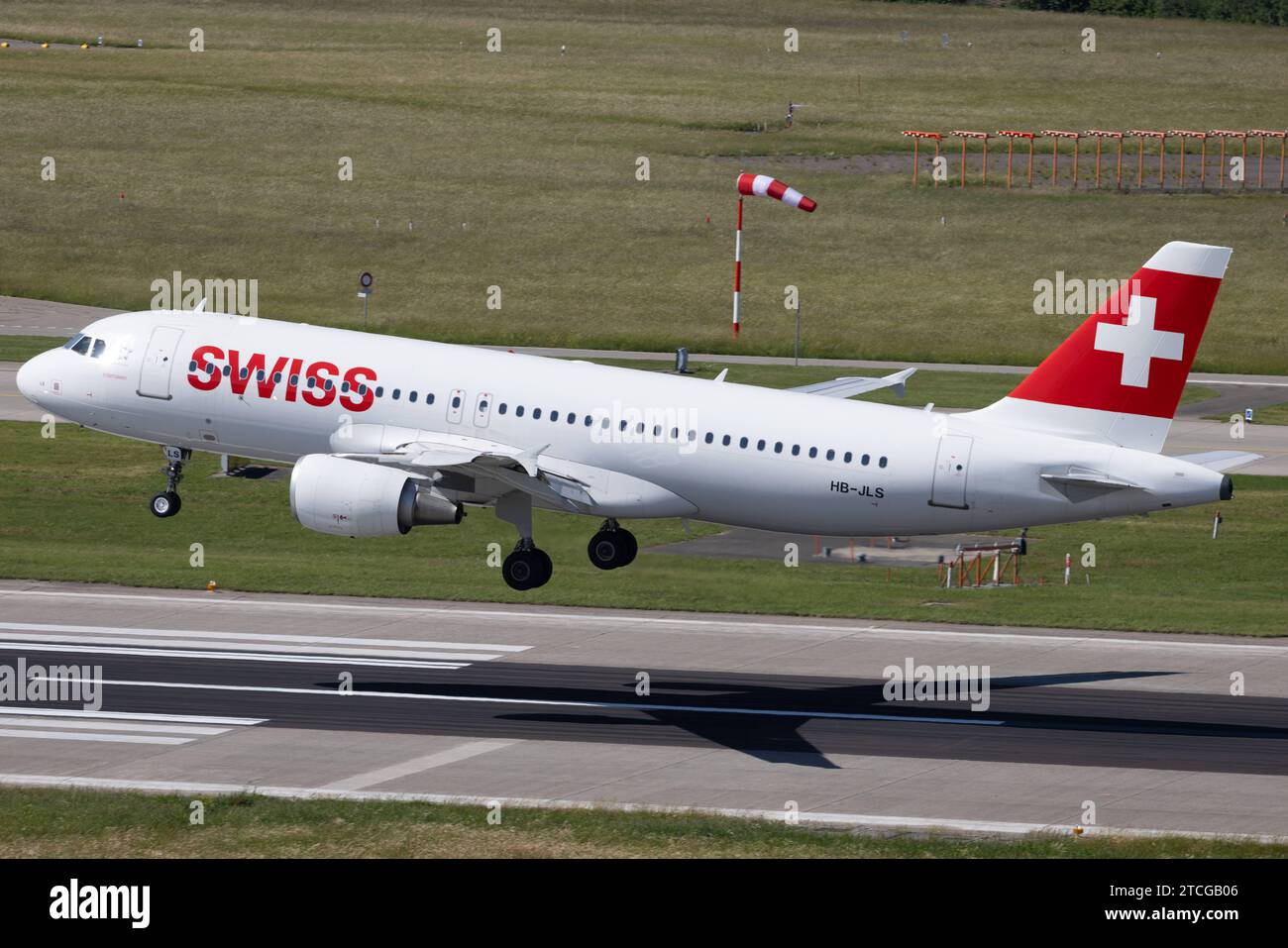 Der Airbus A320-214 A320 der Fluglinie Swiss LX / SWR mit der ...