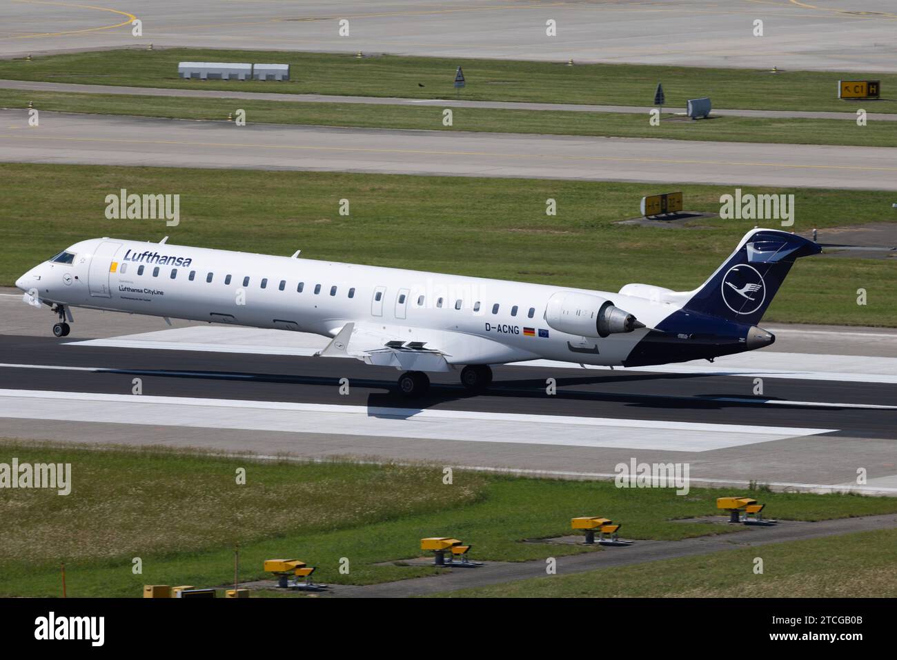 Mitsubishi crj hi-res stock photography and images - Alamy