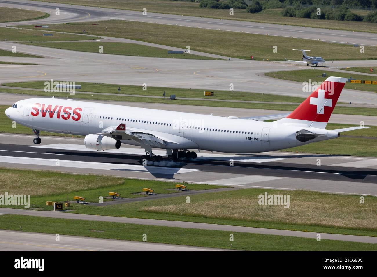 Der Airbus A340-313 A343 der Fluglinie Swiss LX / SWR mit der ...