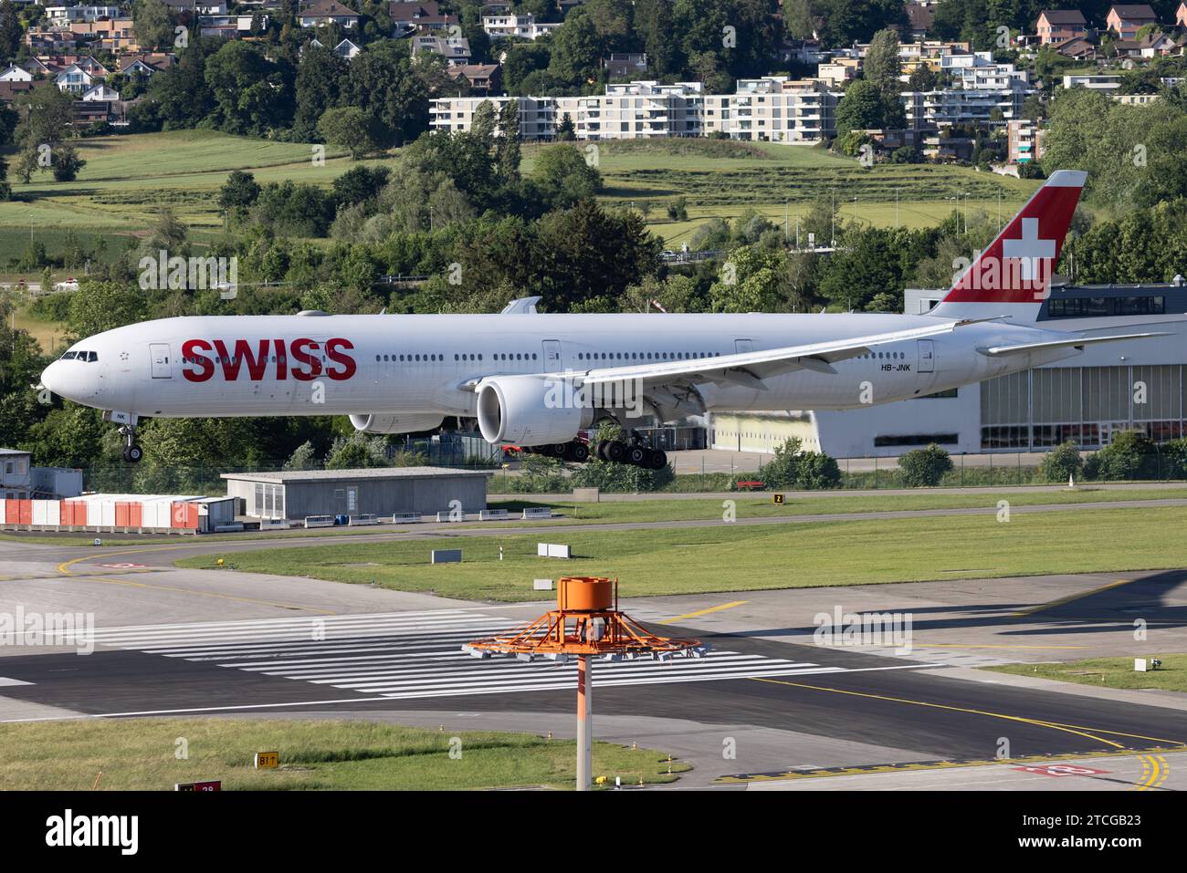 Die Boeing 777-300ER B77W der Fluglinie Swiss LX / SWR mit der ...