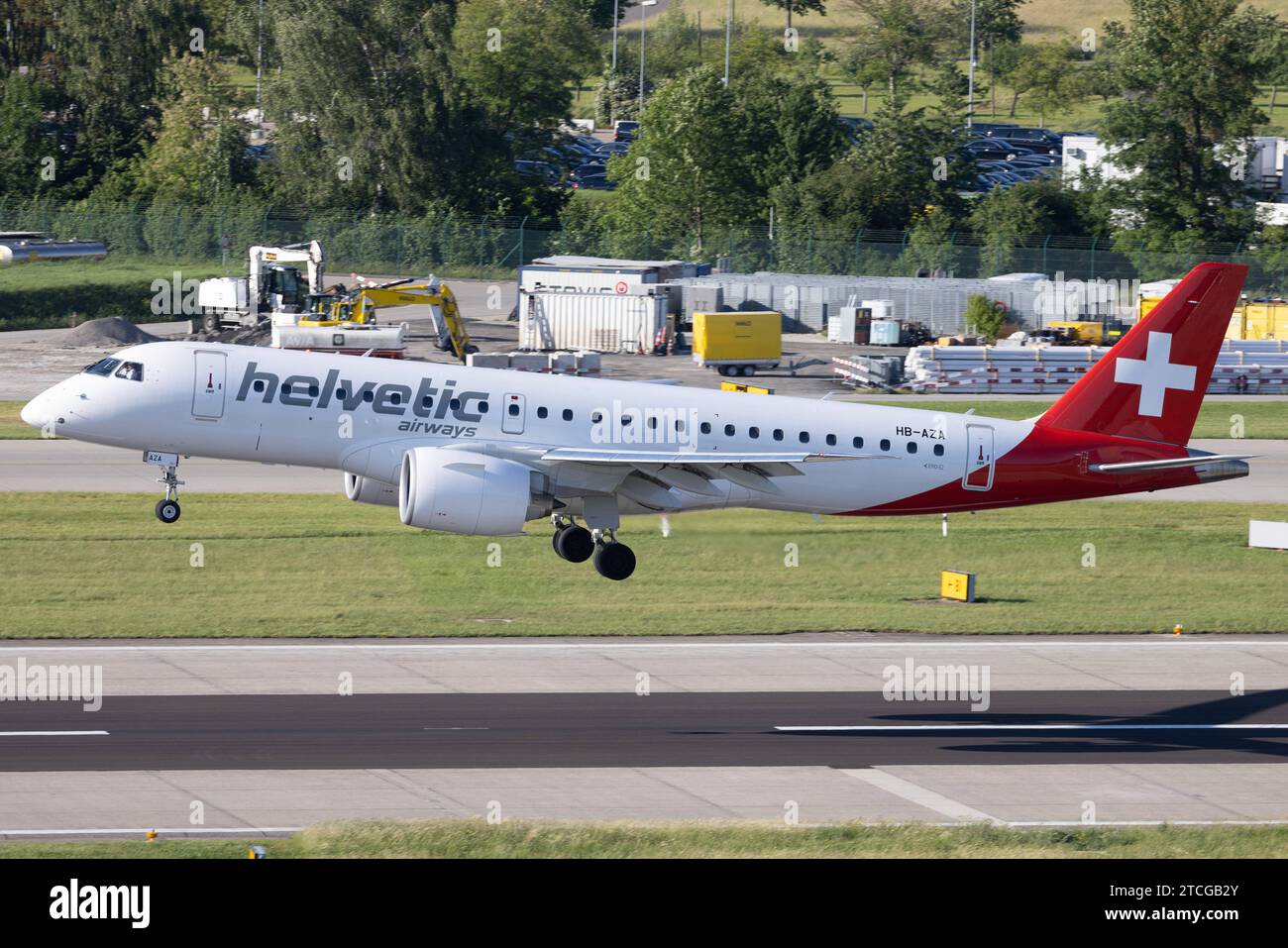 Die Embraer E190-E2 E290 der Fluglinie Helvetic Airways 2L / OAW mit ...