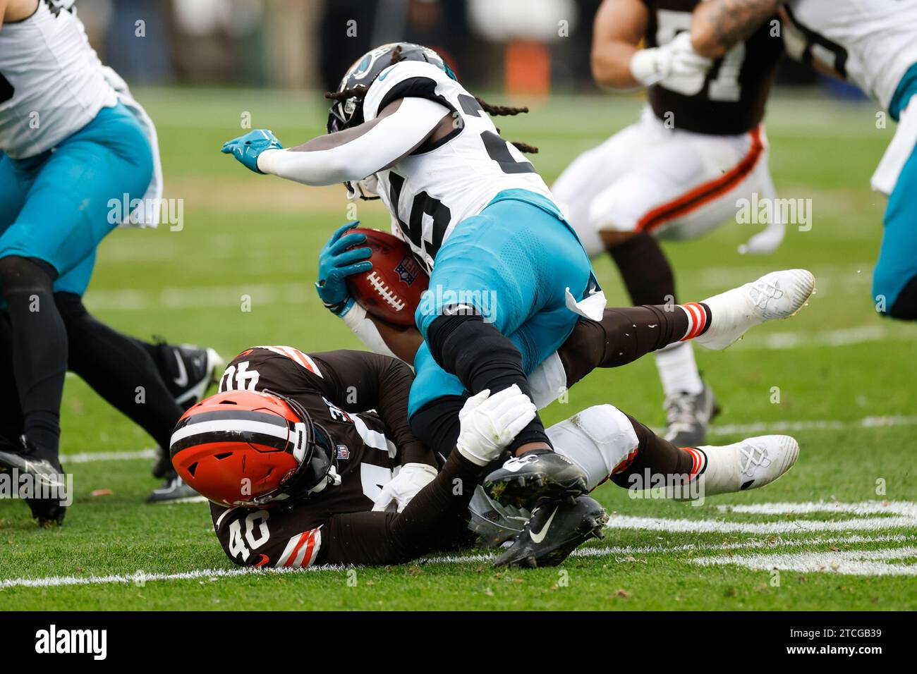 Cleveland Browns linebacker Matthew Adams (40) tackles Jacksonville ...