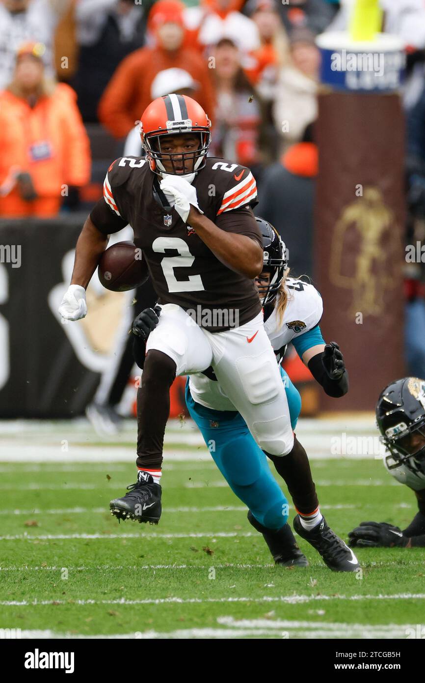 Jacksonville Jaguars safety Andrew Wingard (42) tackles Cleveland ...