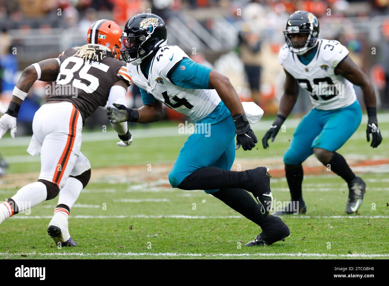 Jacksonville Jaguars linebacker Travon Walker plays against the ...