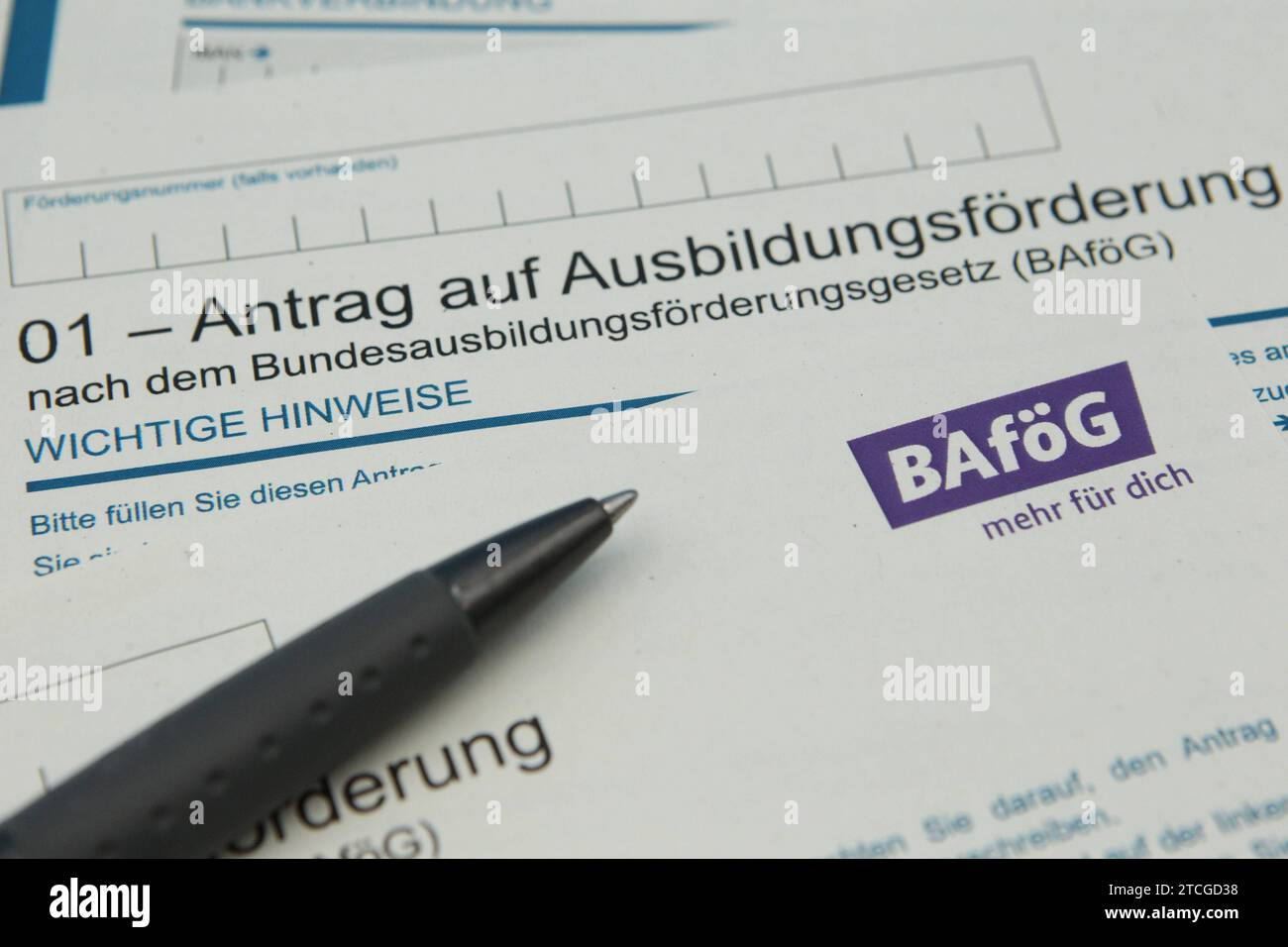 Ein Antrag auf Ausbildungsförderung liegt auf einem Schreibtisch ...