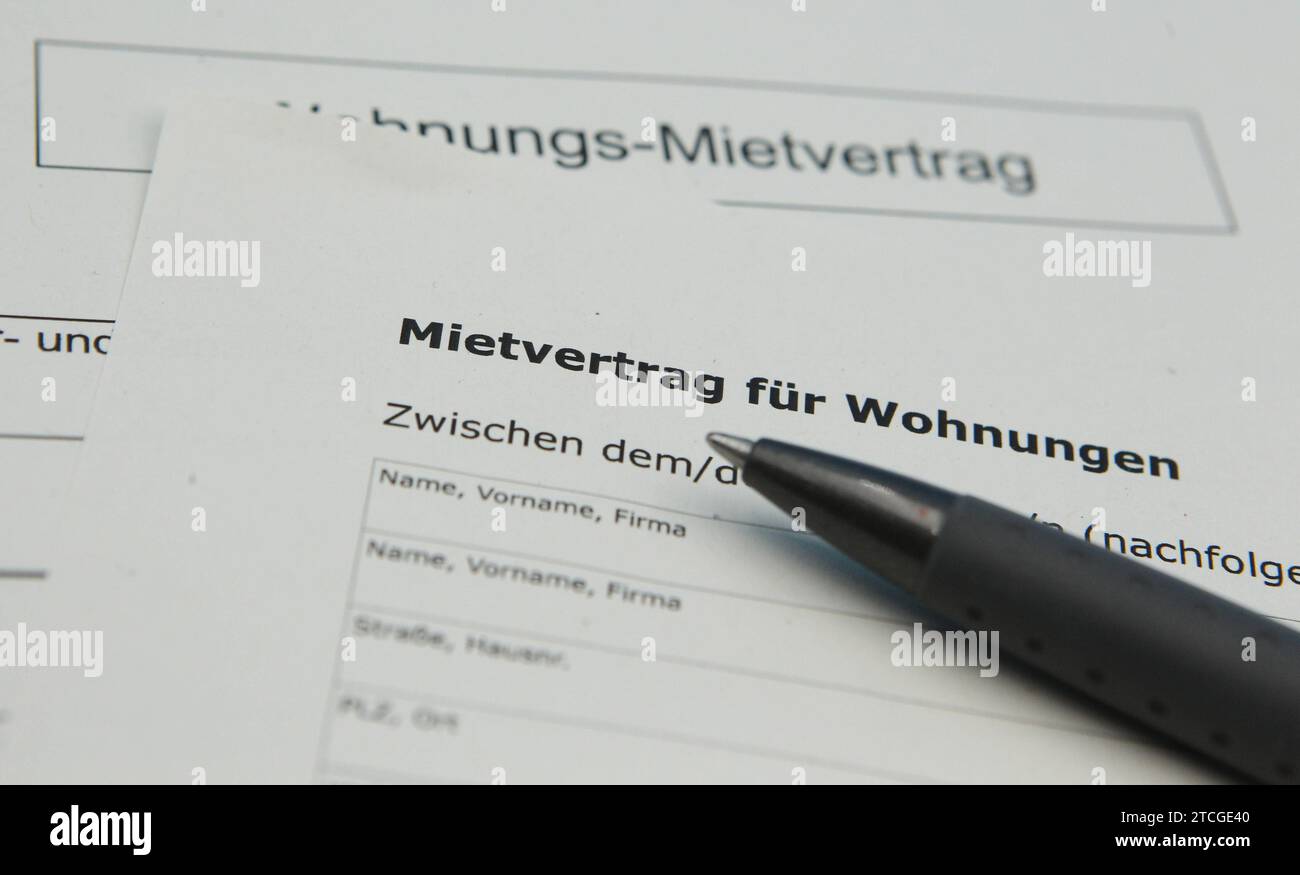 Ein Wohnungsmietvertrag liegt auf einem Schreibtisch. Symbolbild ...