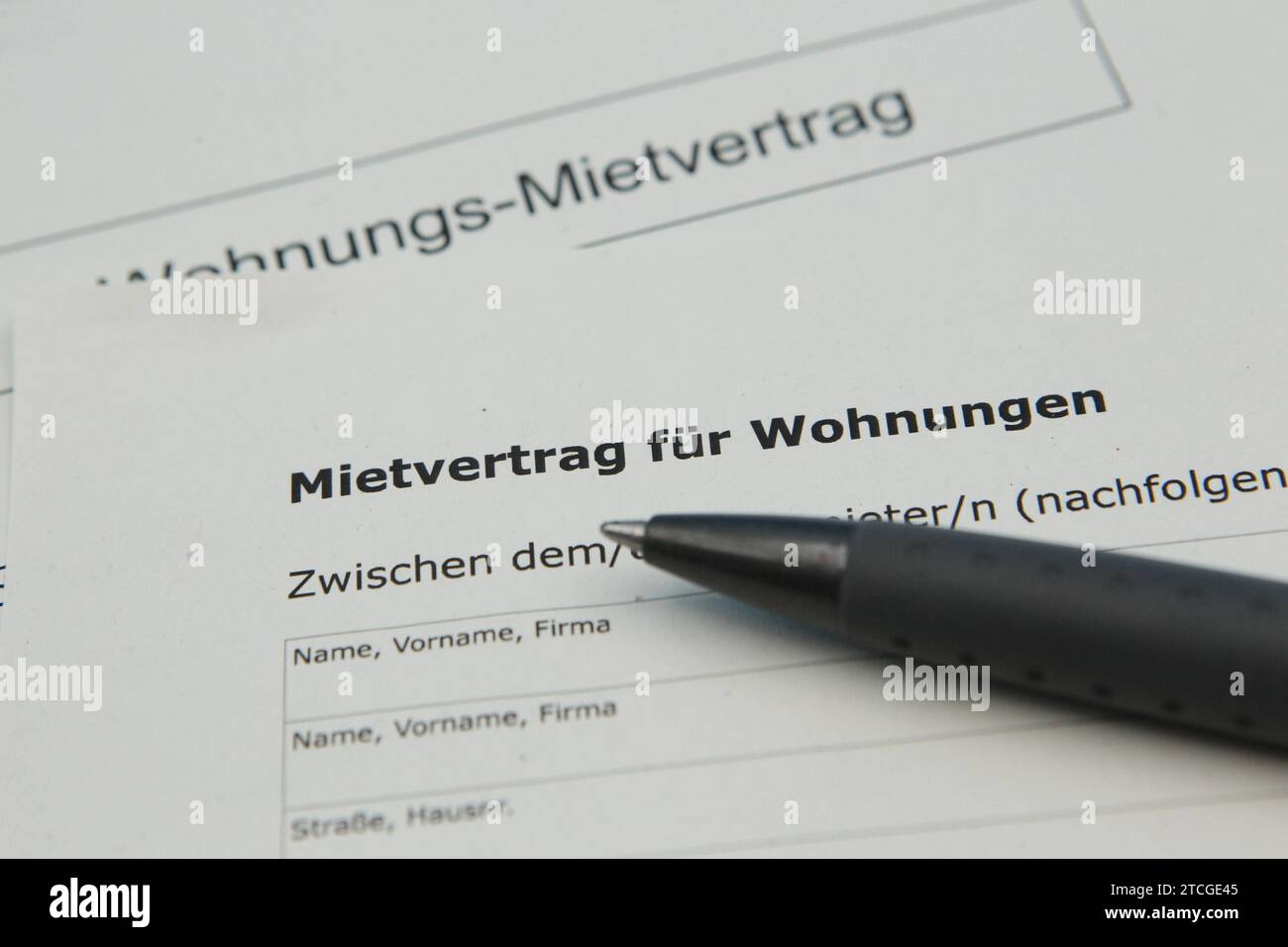 Ein Wohnungsmietvertrag liegt auf einem Schreibtisch. Symbolbild ...